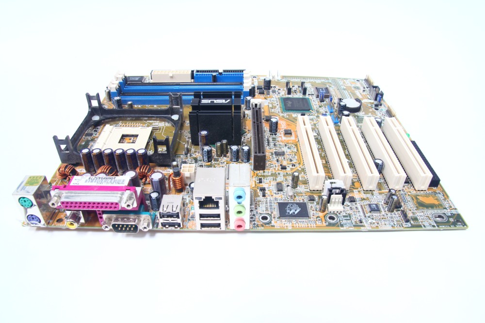Asus P4P800 SE ATX PC Motherboard AMD Sockel/Socket 478 AGP SATA Intel ...