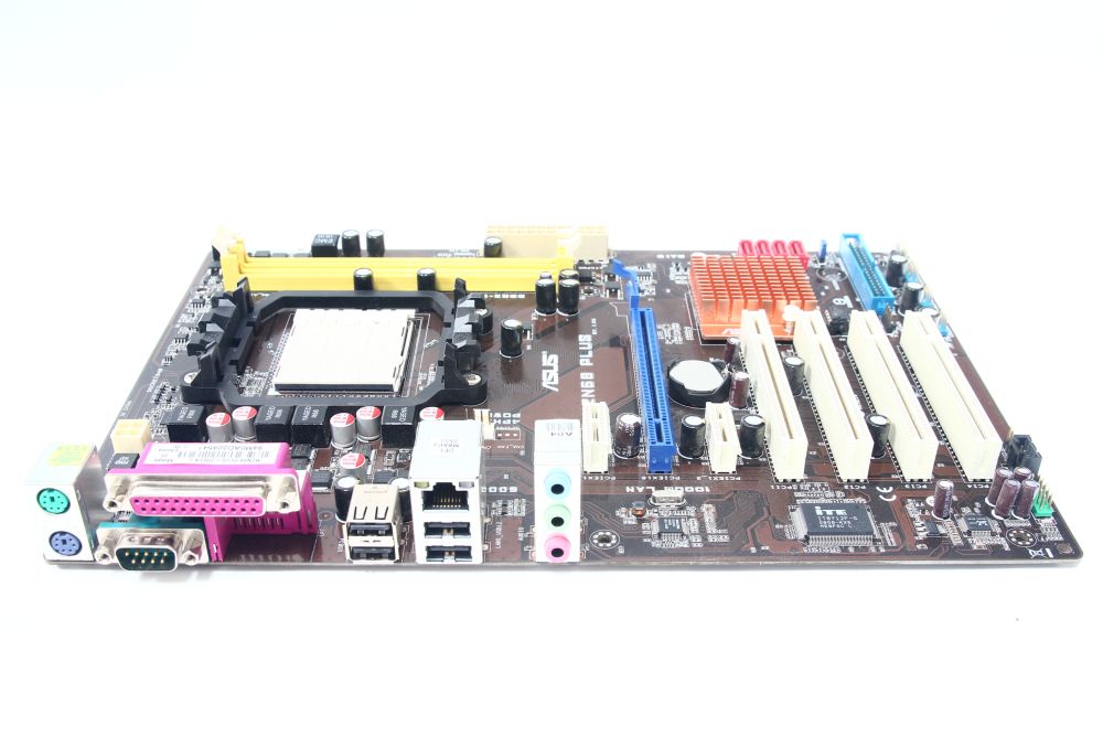 ASUS M2N68 PLUS ATX Computer Motherboard AMD Sockel/Socket AM2 PCIe DDR2