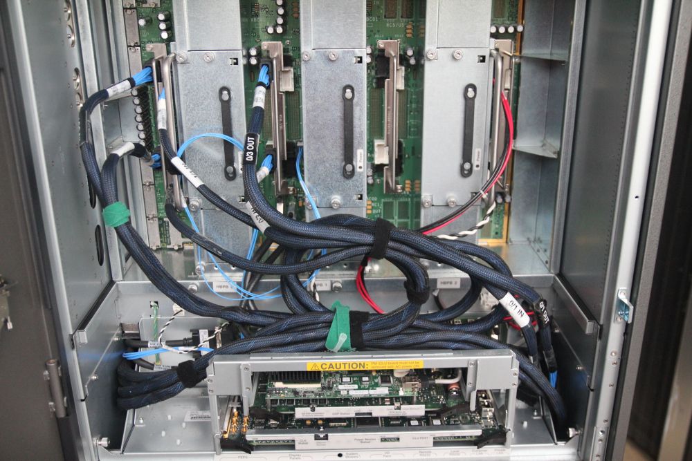 HP 9000 Superdome Server Computer Cabinet 32x Intel Itanium 2 128GB RAM